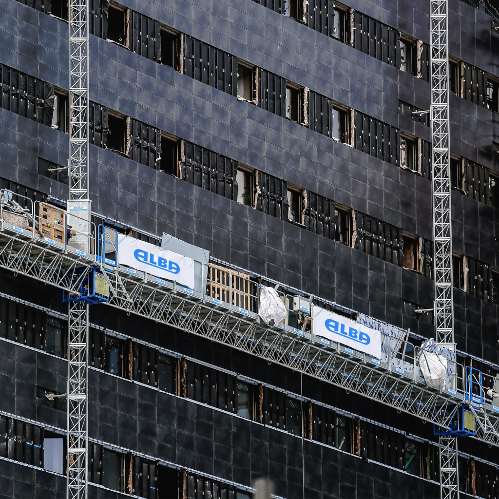 ALBA PEC 120 Mast Climber - Bee Access